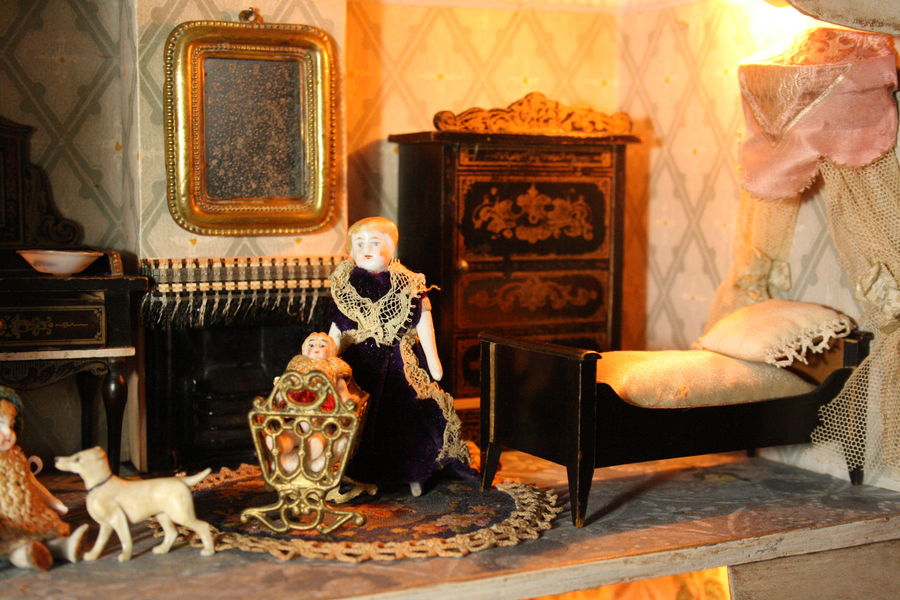 Antique Dolls Houses & Rooms / Antique Silber & Fleming Box-Back Dolls ...