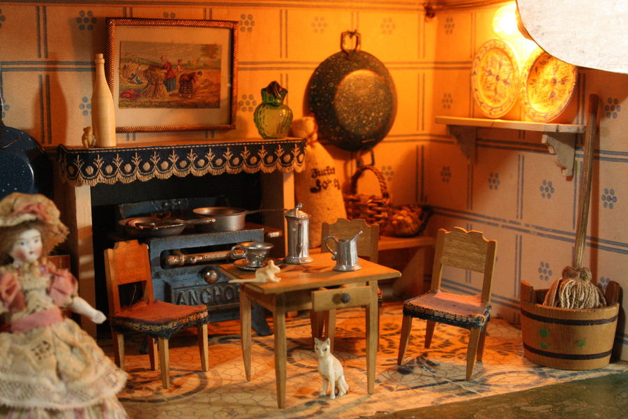 Antique Dolls Houses & Rooms / Antique Silber & Fleming Box-Back Dolls ...