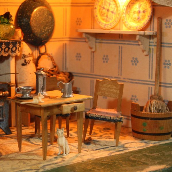 Antique Dolls Houses & Rooms / Antique Silber & Fleming Box-Back Dolls ...